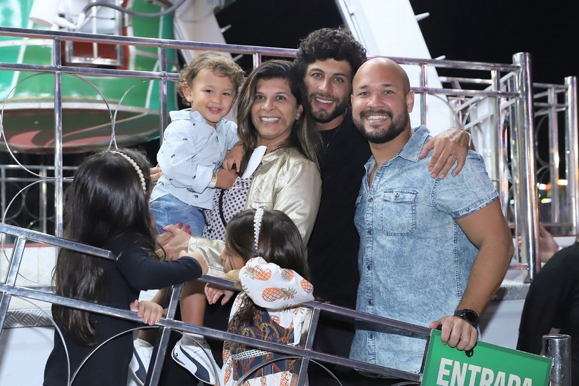 Revista Portfolio | Jesus Luz e Carol Ramiro comemoram cinco anos da ...